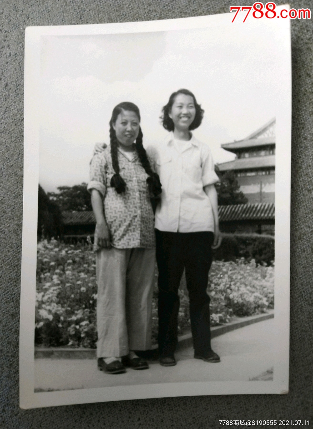 长辫子孕妇二人合影老照片 老照片 幽莲魅月 7788收藏 收藏热线