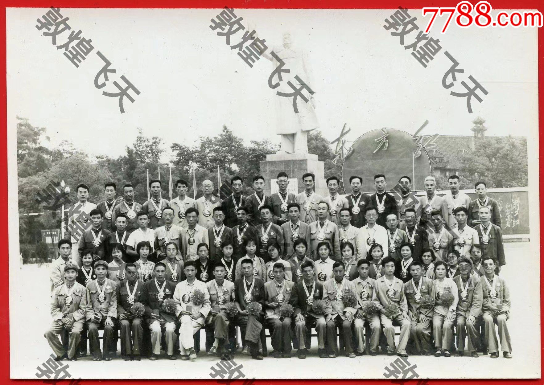 文*经典老片：众人戴大红花，挂大毛主席像章合影！泛银-价格:1680元-se88539291-老照片-零售-7788收藏__收藏热线