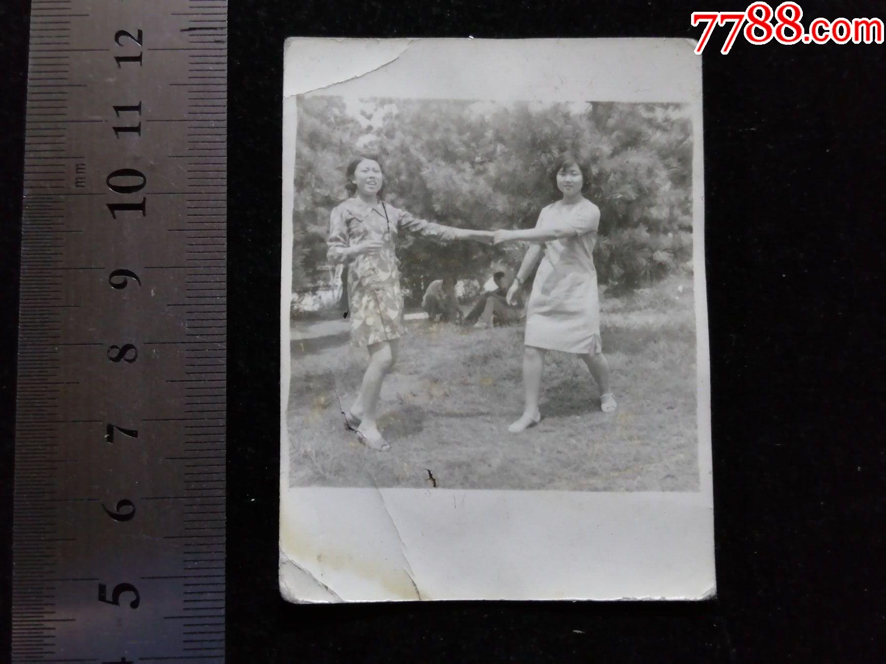 青春舞曲，草地-价格:15元-se89118531-老照片-零售-7788收藏__收藏热线