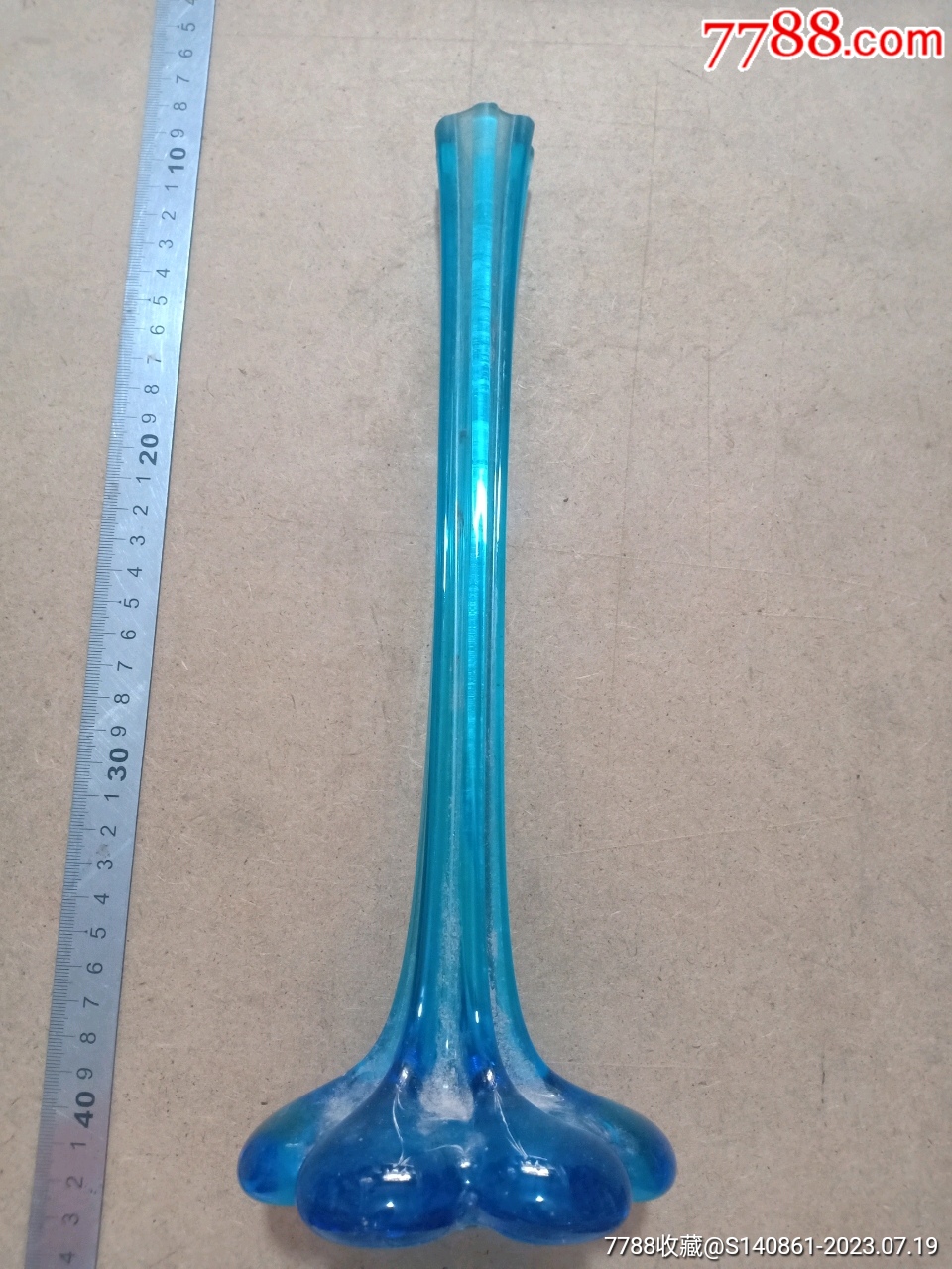 建国前后蓝琉璃长颈花插一件，30*11cm_琉璃瓶_图片价格_收藏鉴定_7788钱币网