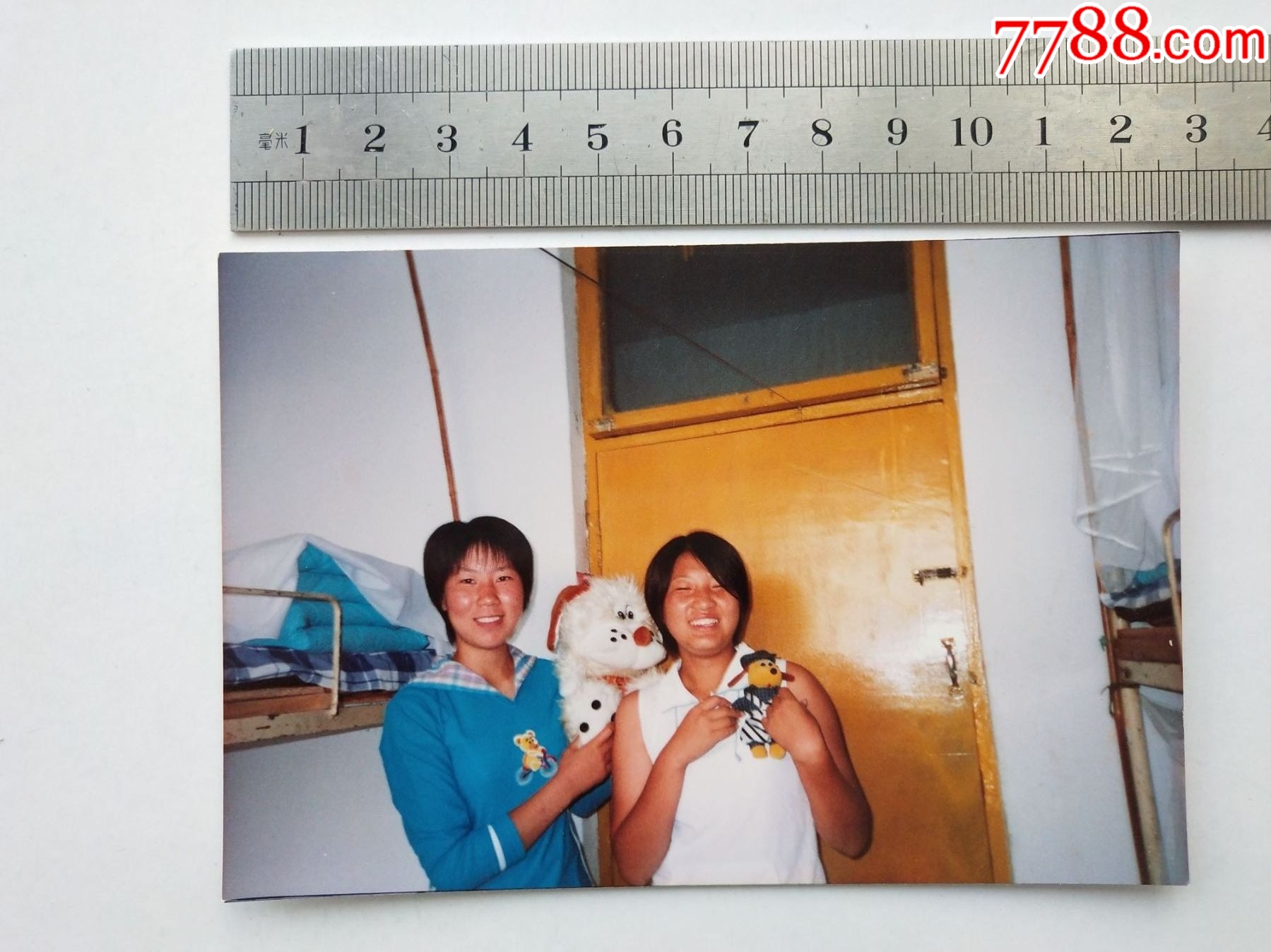 女同学宿舍留影 价格1元 Se96902595 老照片 零售 7788收藏收藏热线