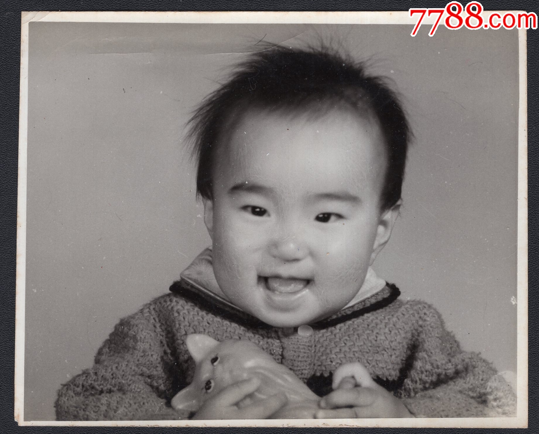7.80年代儿童拿小玩具老照片1张(尺寸约10*12.3厘米）_老照片_诚纯小店【7788收藏__收藏热线】