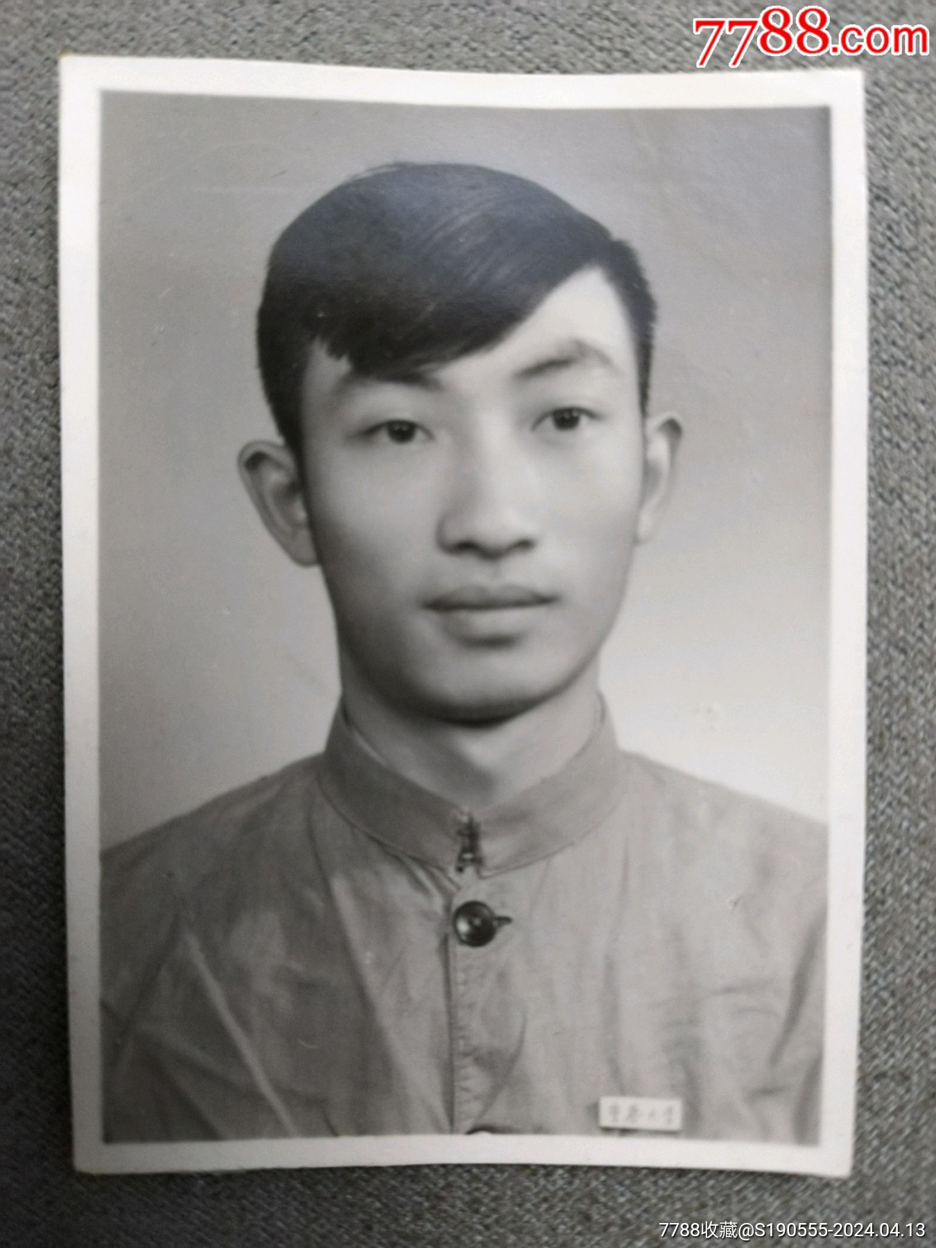 1956年戴重庆大学校徽、留着小分头穿着制服标准的男学生签名赠送老照片-老照片-7788商城__七七八八商品交易平台(7788.com)