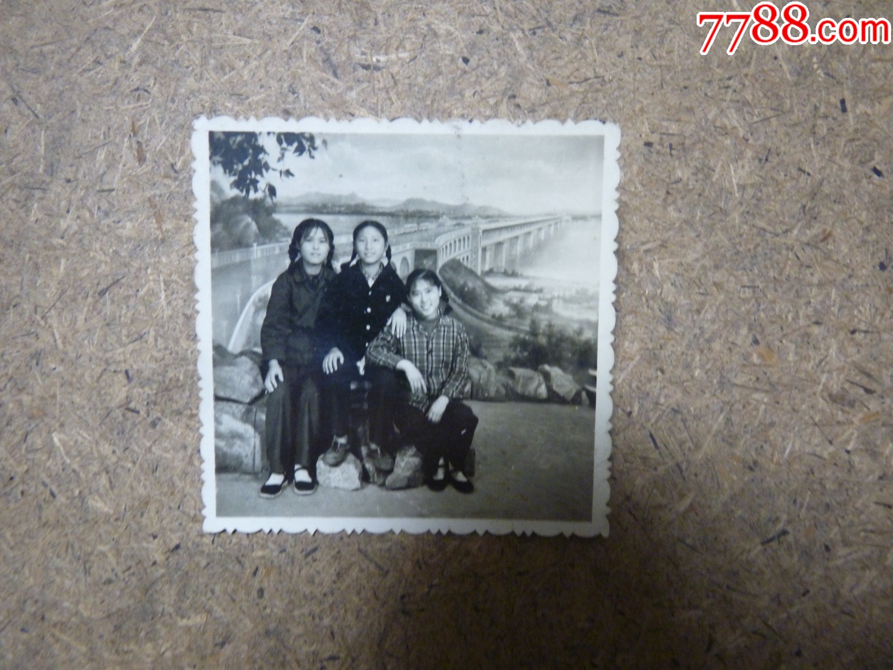 老照片三女青年长江大桥布景前合影-价格:2元-se101169064-老照片-零售-7788收藏__收藏热线