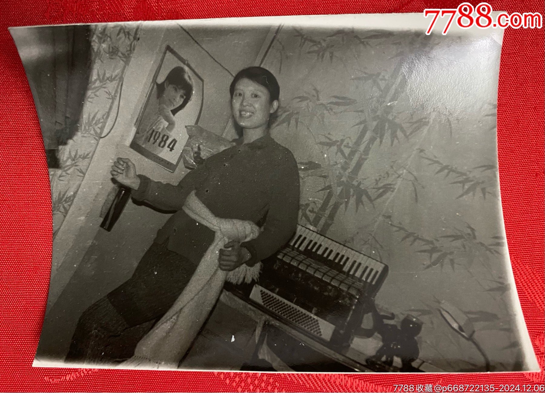 美女手风琴、1984年挂历旁留影老照片_老照片_图片欣赏_收藏价值_7788画册网