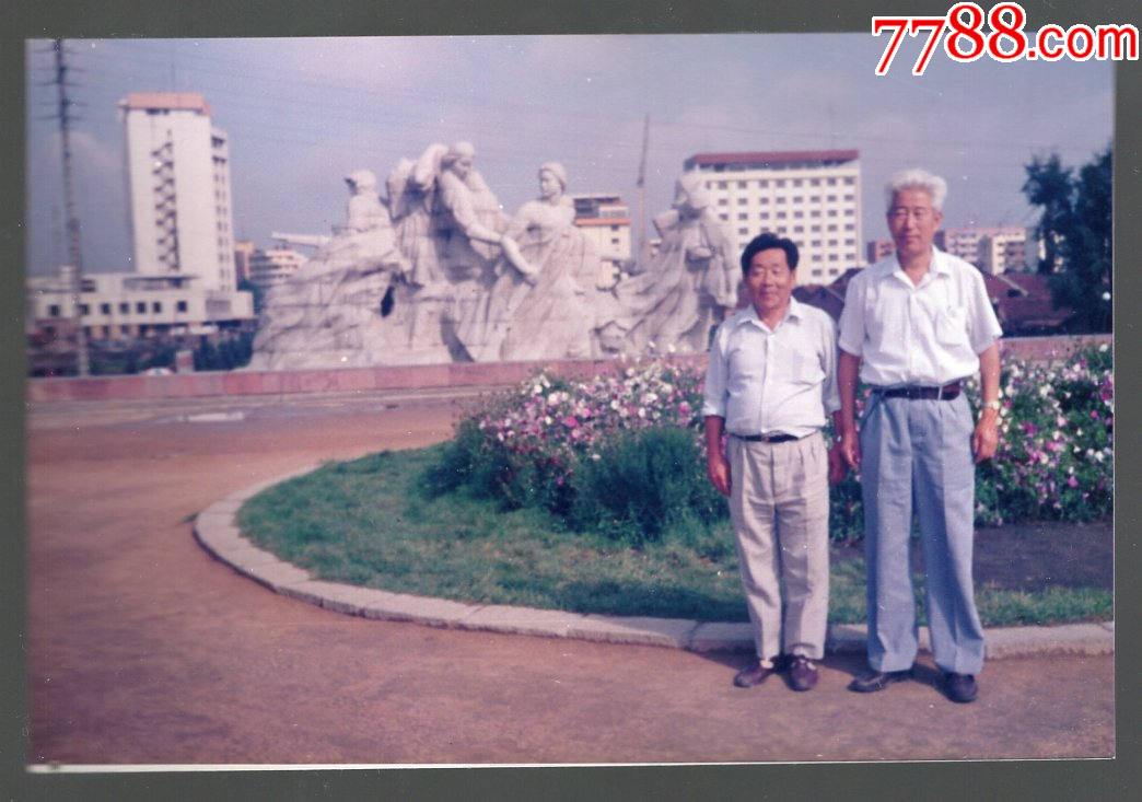 两位男士站在雕塑前的花坛前的照片-价格:1元-se105962541-老照片-零售-7788收藏__收藏热线