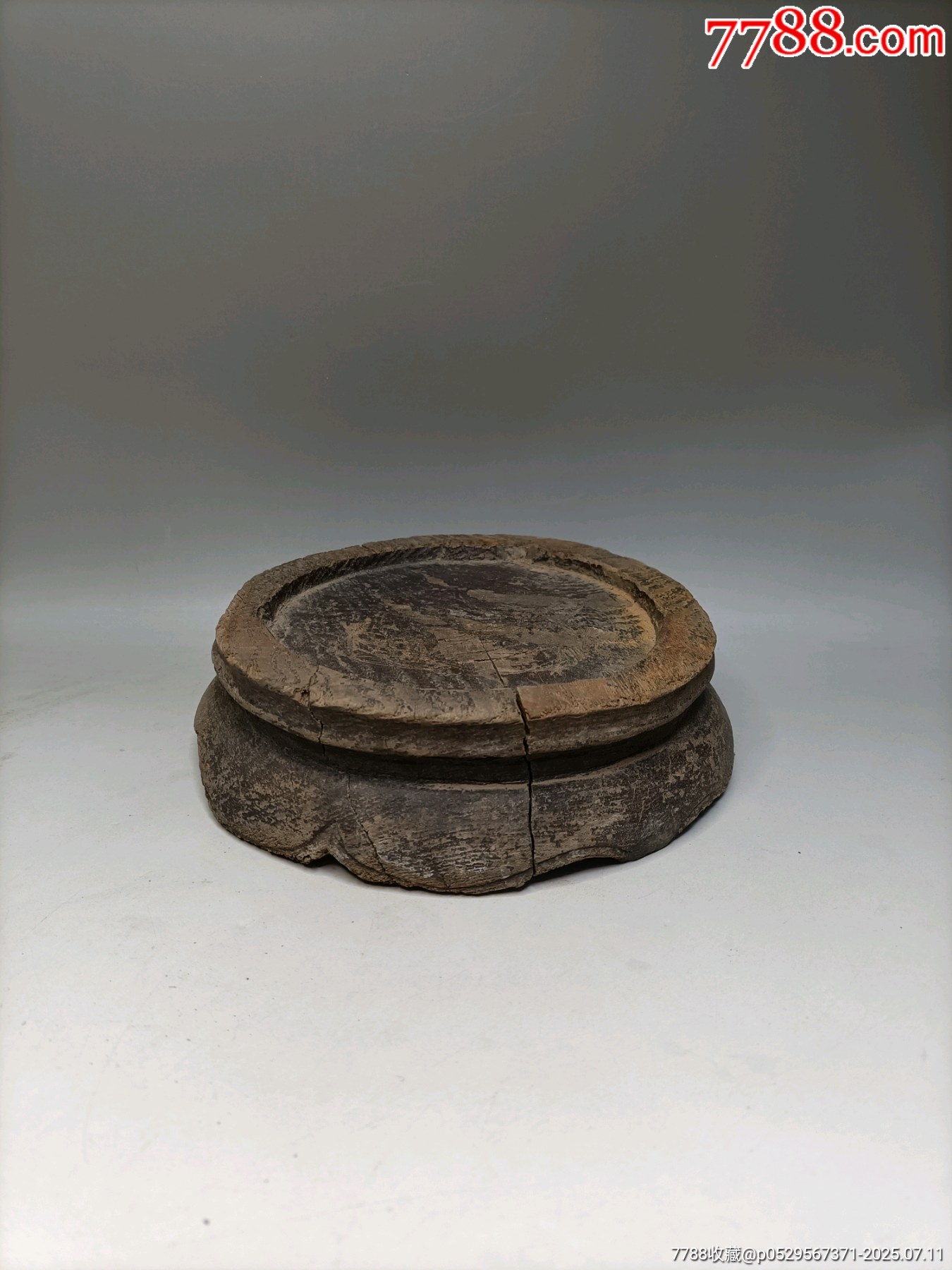 清代实木底座，直径17.5cm高4.5cm，底部完整，顶部有裂纹。木质厚重，包浆-价格:50元-se107591233-木雕底座-零售-7788收藏__收藏热线